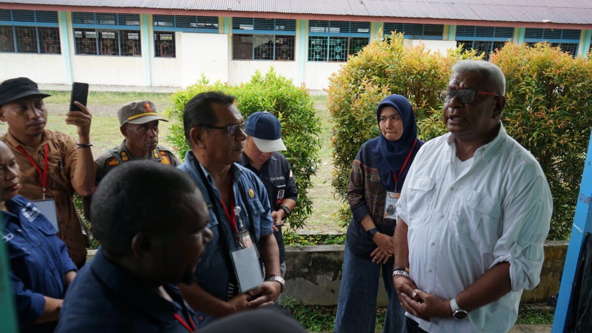 Hari Pertama Diaktifkan Kembali jadi Wakil Bupati Mimika, John Rettob ...