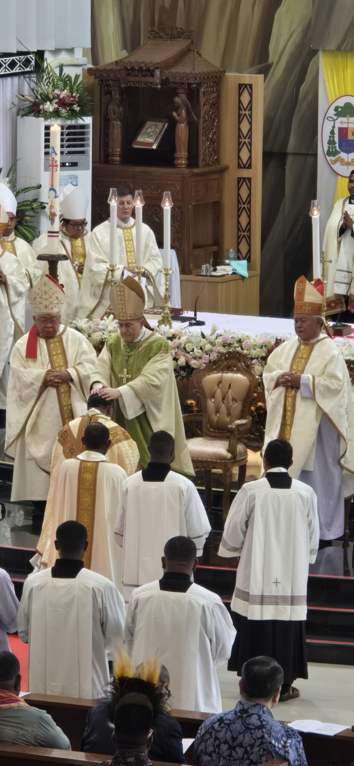 Mgr. Bernardus Bofitwos Baru OSA Resmi Menerima Tahbisan Episkopal ...